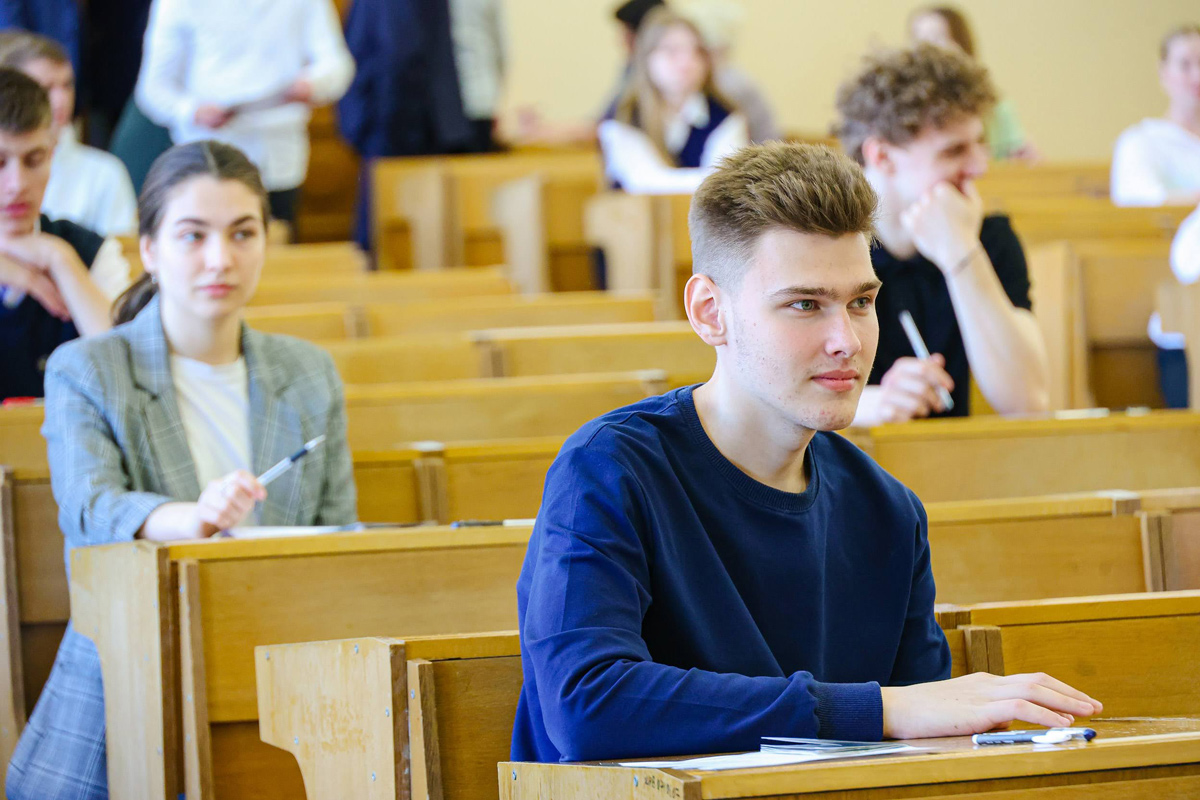 Выяснили, кому разрешат пронести телефоны на ЦЭ | tochka.by